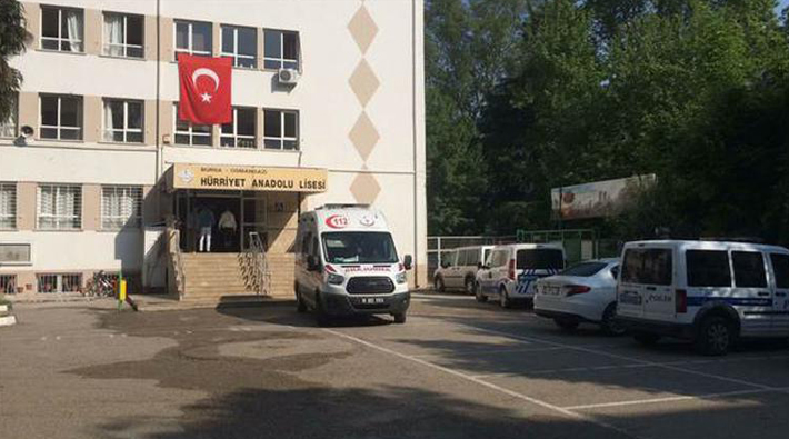 Lise öğrencisi kız çocuğu sınıf arkadaşı tarafından silahla vurularak ... Lise öğrencisi kız çocuğu sınıf arkadaşı tarafından silahla vurularak ...